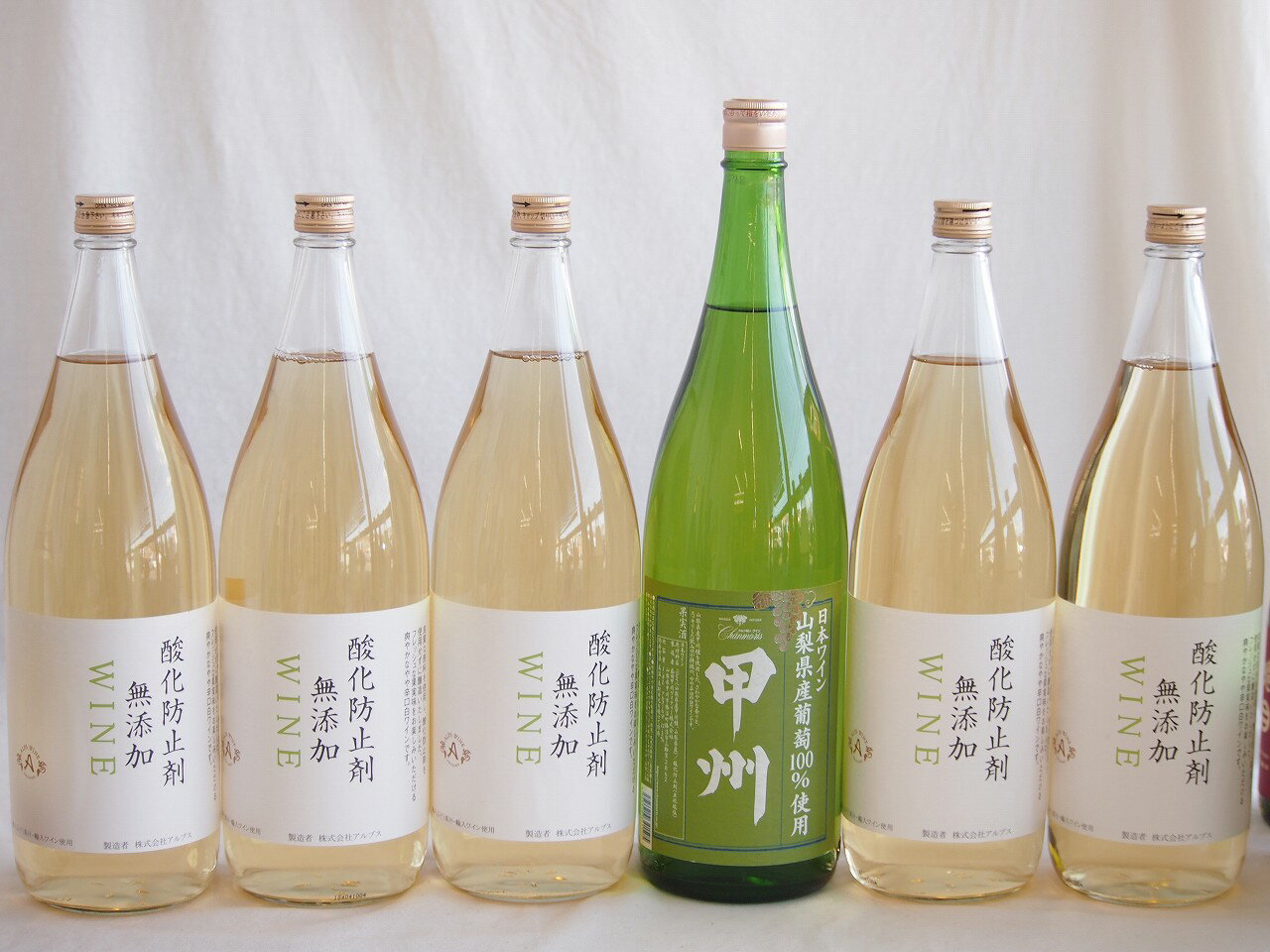 シャンモリ 山梨県産葡萄100％ 甲州白ワイン やや辛口：シャンモリの「山梨県産葡萄100％ 甲州白ワイン やや辛口」は、山梨県産の葡萄を100％使用した白ワインです。甲州地域の特徴を活かした、やや辛口でフレッシュな味わいが特徴です。このワ...