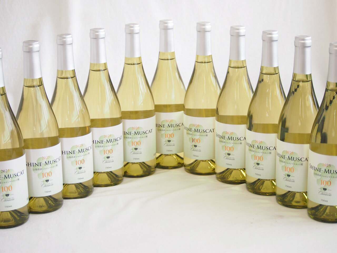 特に山梨県の「盛田甲州ワイナリー（シャンモリワイン）」が造るシリーズが有名ですが、近年は他のワイナリーからも100%使用のワインが登場しており、その華やかな香りと飲みやすさで非常に人気が高まっています。 味と香りの特徴 まるで「飲むシャイン...