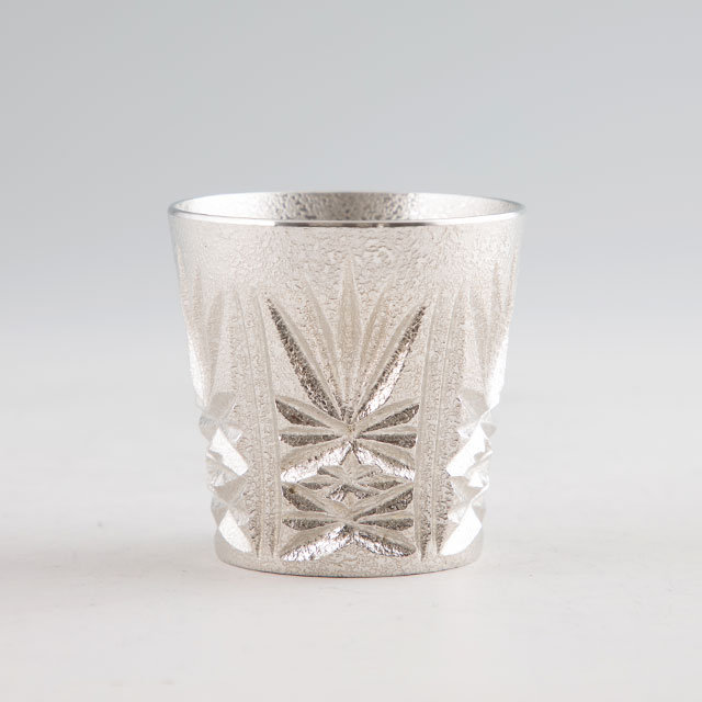 商品詳細 ■商品番号 226923 ■商品種別 薩摩錫器 ■内容量 6.4φ×6.3H×120ml ■錫器のお手入れ方法 ・ご使用後は、やわらかいスポンジなどを用いて食器用洗剤で洗ってください。 ・沢が鈍ったときには、半練りの歯磨き粉を水で...