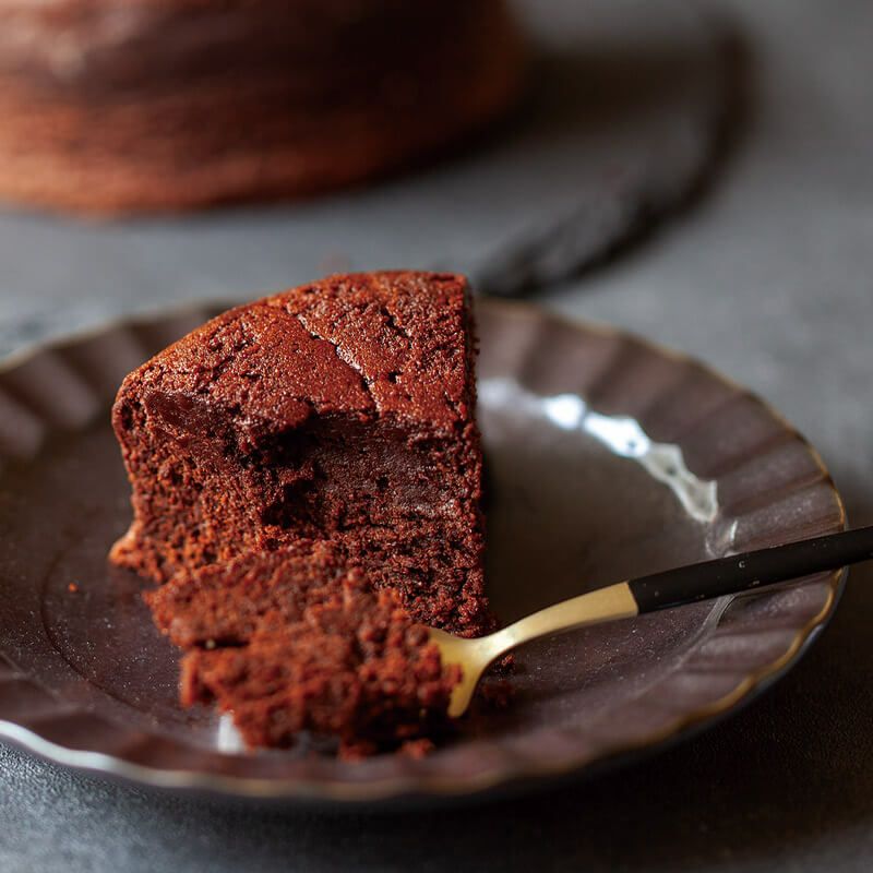 産地名洋菓子原材料卵（国産）、砂糖、クリーム、バター、ココアパウダー、カカオマス、小麦粉、ココアバター/レシチン、香料、(一部に卵・乳成分・小麦を含む）内容量4号（直径約12cm）賞味期限冷凍50日保存方法冷凍(-18℃以下)で保存特定原材...