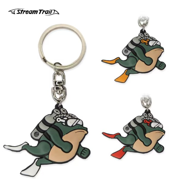 Stream TrailのマスコットキャラクターのDAVEをモチーフにした3Dキーホルダー。ハイキング・ダイビング・サーフィン・フィッシングの4種各3色です。趣味や好みに合わせていかがですか？ ■商品仕様 材質：PVC ■サイズ 幅5.5×...