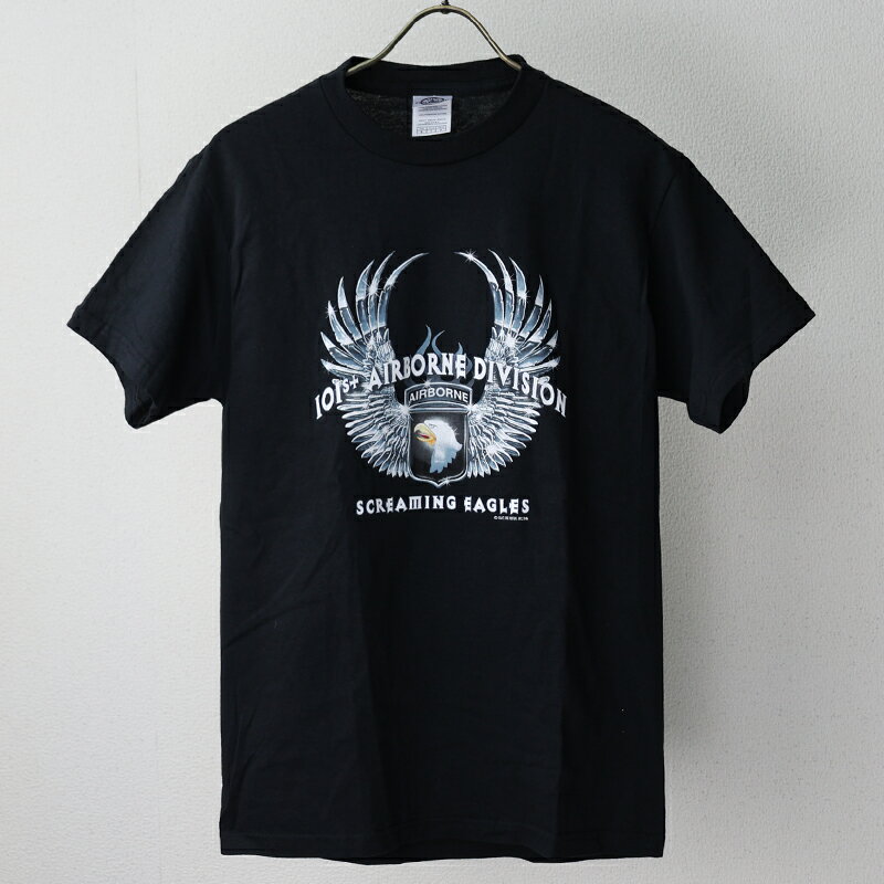 商品名 US.ミリタリーデザインTシャツ [101st AIRBORNE DIVISION] 商品情報 US. BLACK INK DESIGN 社のオリジナルデザインのTシャツです。 アメリカ陸軍の師団・第101空挺師団（101st Ai...