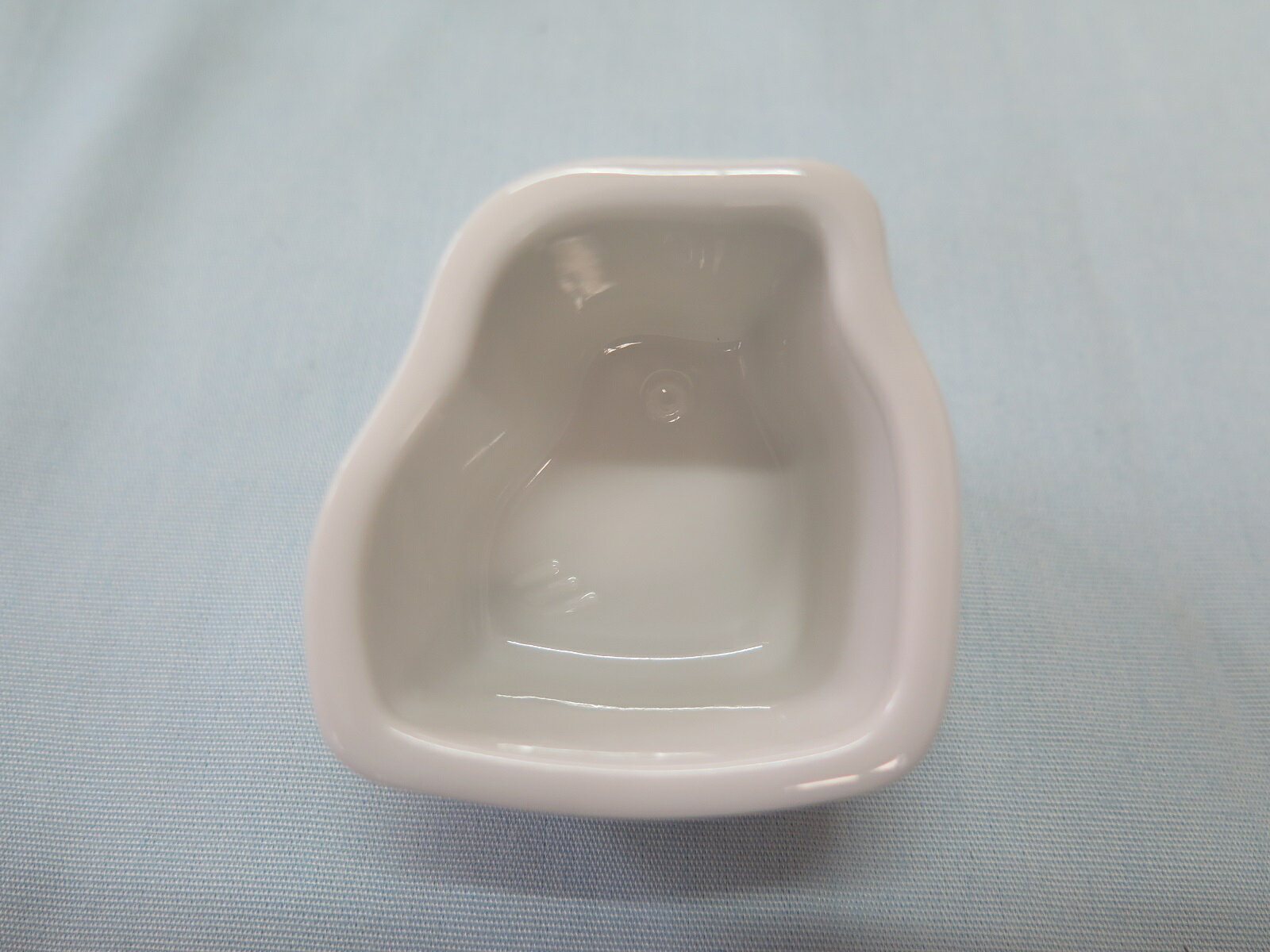 サイズ42mm×43mm　　35cc 高温焼成のセラミック製ですので、アルミやプラスチック製の容器に比べ、吸水性がなく、衛生的で長期間使用になっても表面の劣化がございません。 また、高温溶液を入れても有害成分の溶け出す心配がございません。 ...