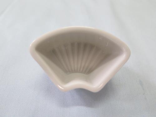 高温焼成のセラミック製ですので、アルミやプラスチック製の容器に比べ、吸水性がなく、衛生的で長期間使用になっても表面の劣化がございません。 また、高温溶液を入れても有害成分の溶け出す心配がございません。 焼き物・煮物にも使えます。（耐熱温度1...