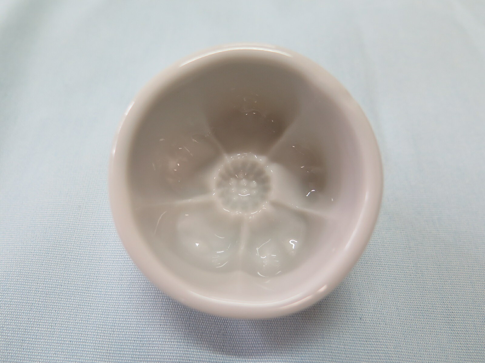 サイズ46mm×46mm　　36cc 高温焼成のセラミック製ですので、アルミやプラスチック製の容器に比べ、吸水性がなく、衛生的で長期間使用になっても表面の劣化がございません。 また、高温溶液を入れても有害成分の溶け出す心配がございません。 ...