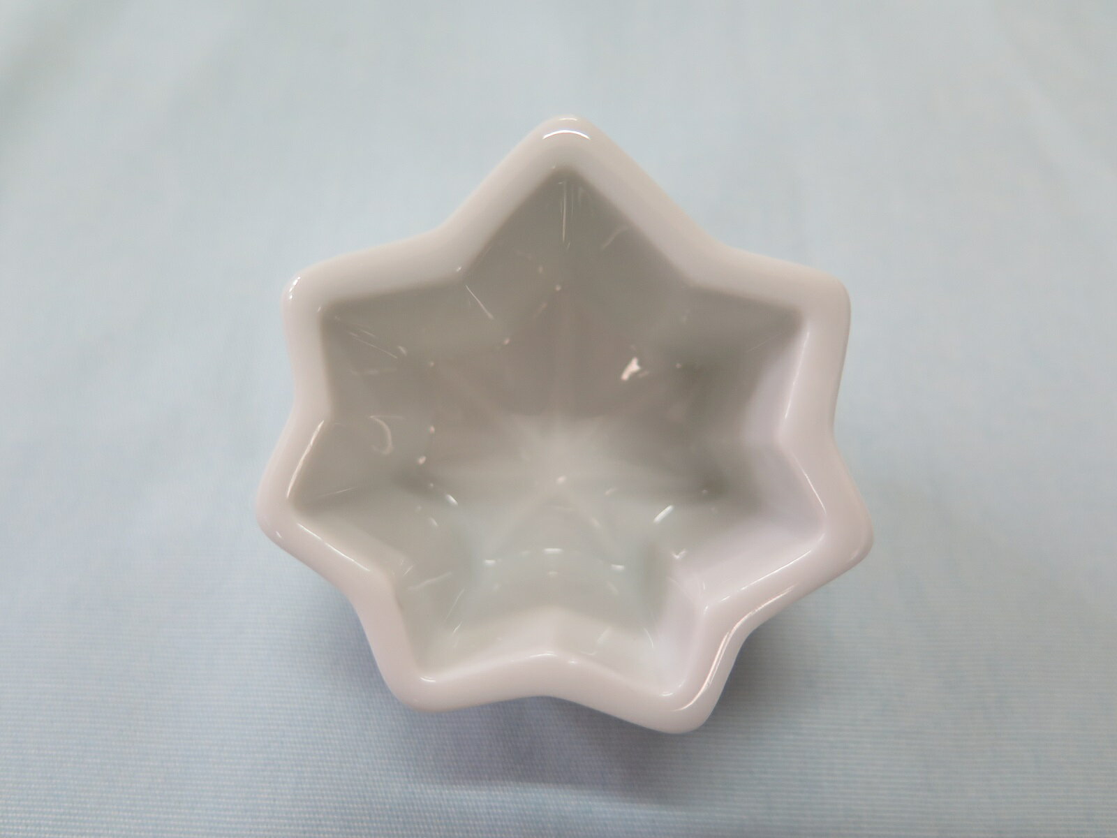 サイズ47mm×48mm　　34cc 高温焼成のセラミック製ですので、アルミやプラスチック製の容器に比べ、吸水性がなく、衛生的で長期間使用になっても表面の劣化がございません。 また、高温溶液を入れても有害成分の溶け出す心配がございません。 ...