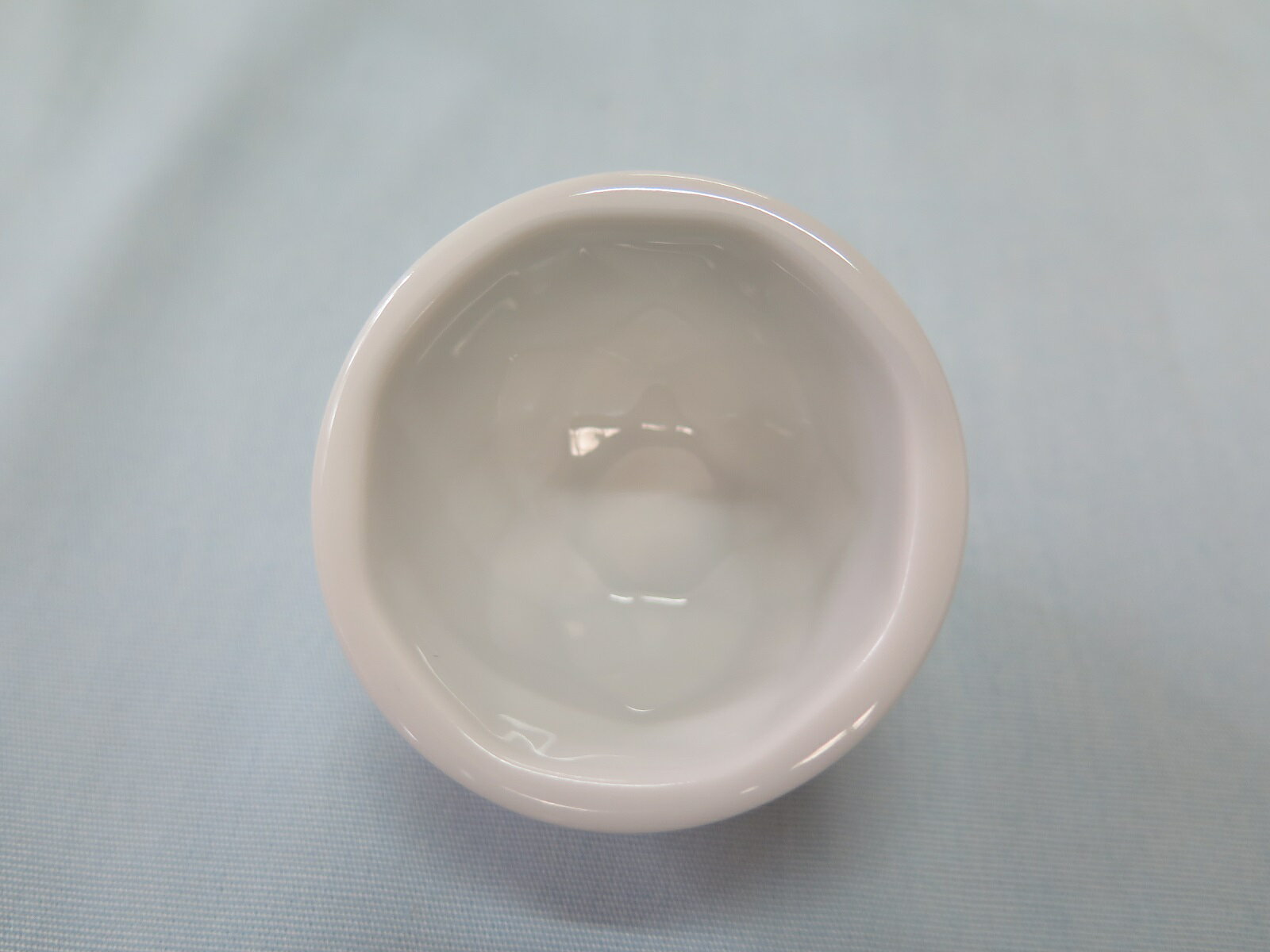 サイズ42mm×42mm　　32cc 高温焼成のセラミック製ですので、アルミやプラスチック製の容器に比べ、吸水性がなく、衛生的で長期間使用になっても表面の劣化がございません。 また、高温溶液を入れても有害成分の溶け出す心配がございません。 ...