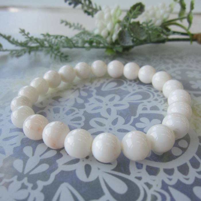 商品説明珊瑚の種類ミッド珊瑚 サイズ・素材珊瑚の大きさ：約9~9.6ミリ 内径サイズ：約18センチ(特徴など) 古代から珊瑚は魔除けとし、旅行などのお守りとして用いられました。 白地に淡いピンクがかった優しい色目の珊瑚です。 珊瑚を身に着け...