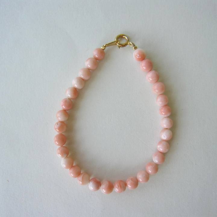 商品説明珊瑚の種類ミッド珊瑚 サイズ・素材珊瑚の大きさ：約5.6~6ミリ金具：真鍮 内径サイズ：約17センチ(特徴など) 古代から珊瑚は魔除けとし、旅行などのお守りとして用いられました。 珊瑚を身に着けると、自然に優しい気持ちになれ幸せを導...