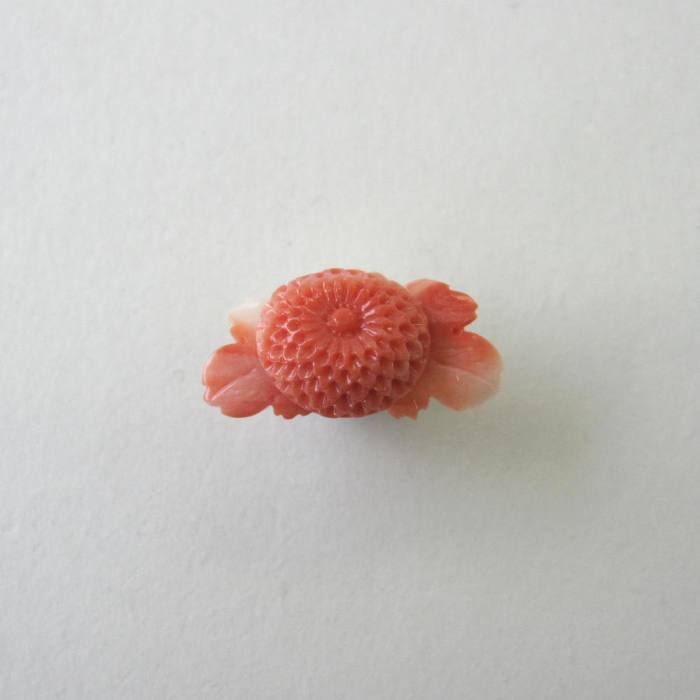 商品説明珊瑚の種類桃珊瑚 サイズ素材珊瑚の大きさ：9.8×19.6ミリ　厚さ：約6ミリ金具：真鍮(特徴など) 菊の花言葉は「高貴」。 オレンジが可愛いもも珊瑚で、女性らしく繊細な可愛い彫りです。 ジャケットやセーターの胸元に、素敵なアクセン...