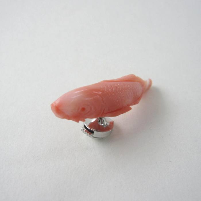商品説明珊瑚の種類ピンク珊瑚 サイズ・素材大きさ：10×43ミリ厚さ：8ミリ金具：真鍮 (特徴など) 勝利（昇鯉(しょうり)の意味を持つ商売繁盛・金運 招福などの縁起物。 彫りも細かく、きれいに仕上がっています。 ジャケットやセーターの胸元...