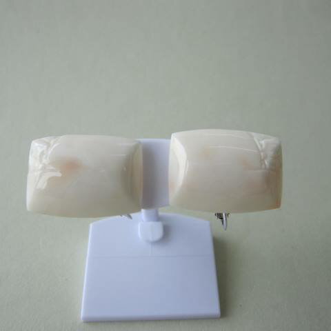 商品説明珊瑚の種類白珊瑚 サイズ・素材珊瑚の大きさ：約20.5×14.7ミリ　厚さ：約5.5ミリ 金具：K14ホワイトゴールド（ネジ・バネ式） (特徴など)豪華で美しい白珊瑚のイヤリングです。真っ白ではなく、天然ならではの色の濃淡が綺麗です...