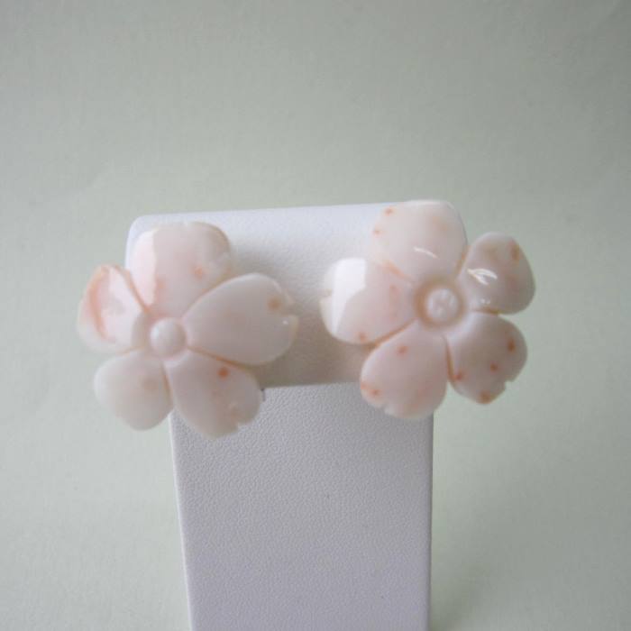 商品説明珊瑚の種類ミッド珊瑚 サイズ・素材大きさ：直径約21ミリ　厚さ：約6.2，6.9ミリ金具：SILVER (特徴など)古くから広く愛され続けている桜の花の彫りです。 「和」の印象を与えてくれる『さくら』は、女性の美しさをより一層引き立...