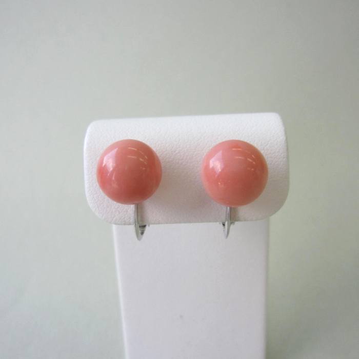 商品説明珊瑚の種類ピンク珊瑚 サイズ・素材珊瑚の大きさ：10.4ミリ金具：K14WG、ネジ・バネ兼用 (特徴など)大粒ピンクサンゴのイヤリングです。 自然な色の濃淡と美しい透明感のあるピンク色が大変綺麗です。深海の神秘を感じられます。 1点...