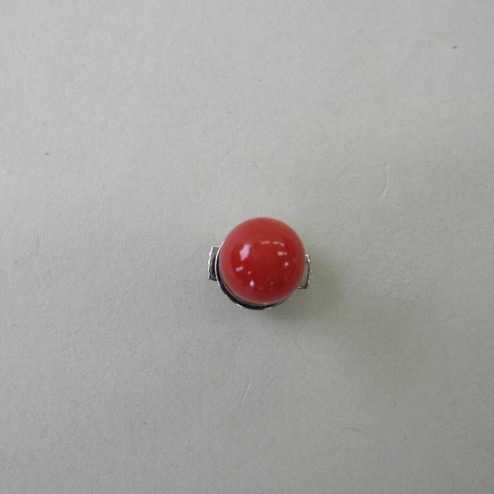 商品説明珊瑚の種類高知産赤珊瑚 サイズ素材大きさ：7.8ミリ 金具：真鍮(特徴など) 明るい色目の天然あか珊瑚のピンタック。 シンプルな白のシャツや、ジャケットやセーターの胸元に。 また、帽子やバッグにつけてもかわいいアクセントに。 自然素...