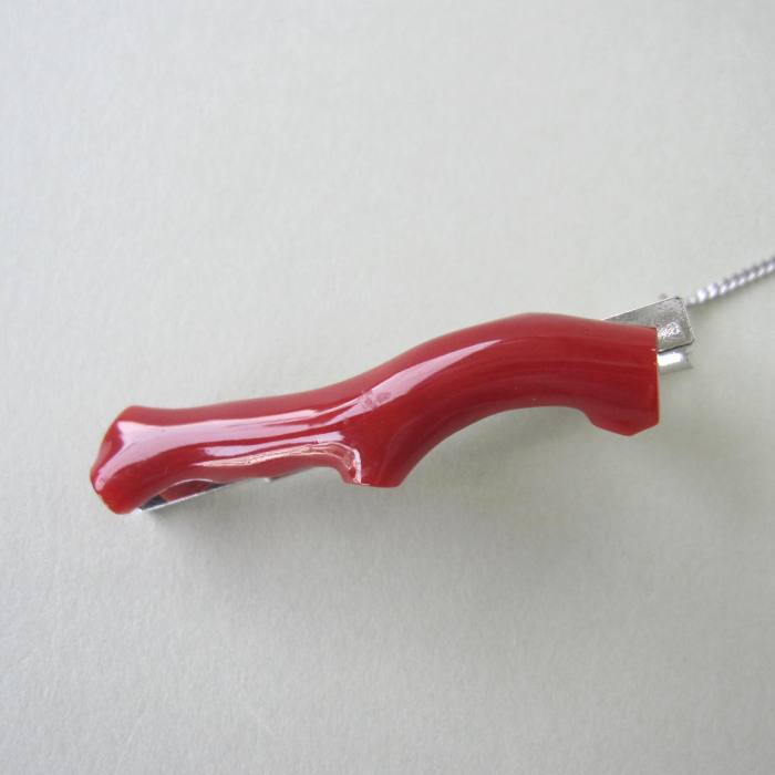 商品説明珊瑚の種類高知産血赤珊瑚 サイズ・素材珊瑚の大きさ：47×11ミリ 厚さ：約6ミリ金具：G.SILVER (特徴など)天然赤さんごの自然な枝を使ったタイピンです。 艶のある綺麗な血赤珊瑚です。 大人のスーツスタイルのポイントに。 誕...