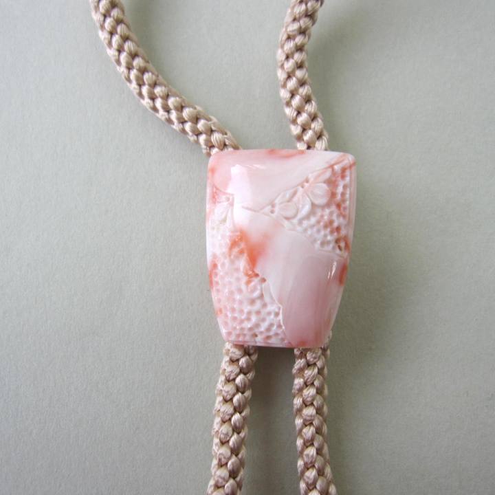 商品説明珊瑚の種類ピンク珊瑚 サイズ・素材大きさ：26.5×20.4ミリ厚み：約5.3ミリ紐：人絹金具：真鍮 (特徴など) 天然ピンク珊瑚の優しい雰囲気のお洒落なループタイです。 深海の神秘を感じさせる、世界に唯一つのアクセサリーです。 還...