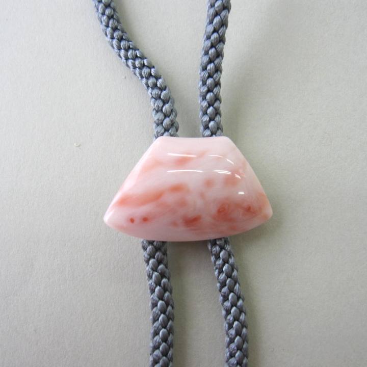 商品説明珊瑚の種類ピンク珊瑚 サイズ・素材大きさ：20.6×34.7ミリ厚み：約6.3ミリ紐：人絹金具：真鍮 (特徴など) 天然ピンク珊瑚の優しい雰囲気のお洒落なループタイです。 深海の神秘を感じさせる、世界に唯一つのアクセサリーです。 還...