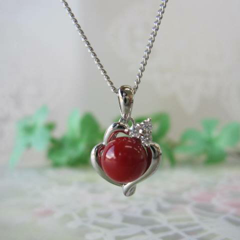 商品説明珊瑚の種類高知産赤珊瑚 サイズ・素材珊瑚の大きさ：7.2ミリ玉 ペンダントの大きさ（バチカン部分除く）：約14×11.5ミリ 厚み：約8.4ミリ ダイヤモンド：0.06ct 重さ（金具込）：3.1g 金具：プラチナ900（チェーンは...