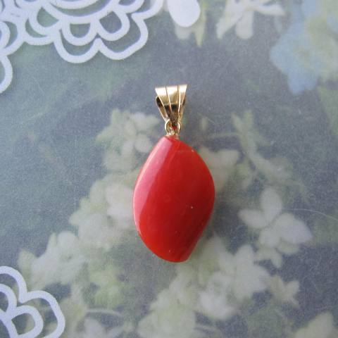 商品説明珊瑚の種類高知産赤珊瑚 サイズ・素材大きさ：約15×9.8ミリ 厚さ：約3.3ミリ 金具：K18 重さ：1.0g（金具込）商品説明(特徴など) 人気の赤珊瑚のペンダント。 天然サンゴならではの、透明感ある美しいサンゴです。 肌の映え...