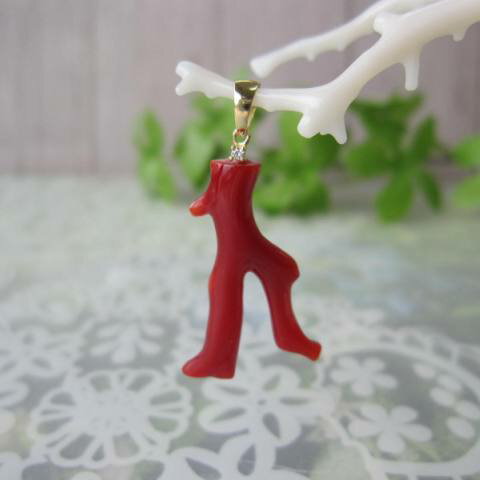 商品説明珊瑚の種類高知産血赤珊瑚 サイズ・素材珊瑚の大きさ：約25×16.2ミリ厚み：約4ミリ ダイヤモンド：0.01ct 重さ（金具込）：1.3g 金具：K18(特徴など) 天然「血赤珊瑚」(チアカサンゴ)のナチュラルな枝に、ダイヤモンド...