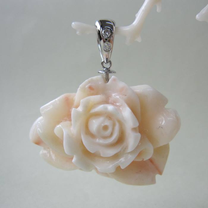 商品説明珊瑚の種類ミッド珊瑚 サイズ・素材大きさ：31.8×43.5ミリ 厚さ：約15.2ミリ ダイヤモンド：0.08ct 金具：プラチナ900 重さ：20.0g（金具除く） (特徴など) 大変大きくて立派な薔薇の花の彫りです。 艶もよく、...