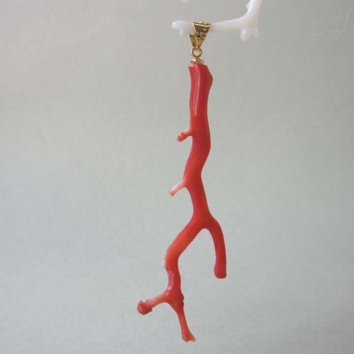 商品説明珊瑚の種類桃珊瑚 サイズ大きさ：約63×22ミリ 厚さ：約4ミリ 金具：SILVER (特徴など)天然の桃珊瑚の枝をそのまま利用した、目を惹くペンダントトップです。 温かみのある優しい色合いが特徴のももサンゴ。 胸元で存在感を放ちま...