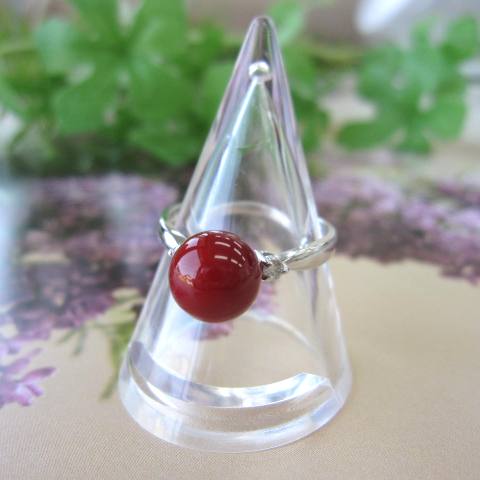 商品説明珊瑚の種類高知産血赤珊瑚 サイズ・素材珊瑚：7.9ミリ玉ダイヤモンド：0.06ct金具：プラチナ900 重さ（金具込）：2.9g リングサイズ：約13号(特徴など)高貴な輝きを持つサンゴは、気品に満ちた美しさを放ちます。 煌めくダイ...