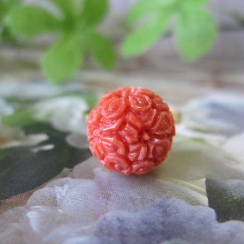 商品説明珊瑚の種類桃珊瑚 サイズ・素材珊瑚の大きさ：約11.6ミリ玉金具：K18 (特徴など)精巧に彫られた重なり合う桜がとても美しい1点物のアクセサリーです。 和装にも合いそうな存在感ある指輪です。珊瑚は御守りになる海の宝石です。備考＊1...
