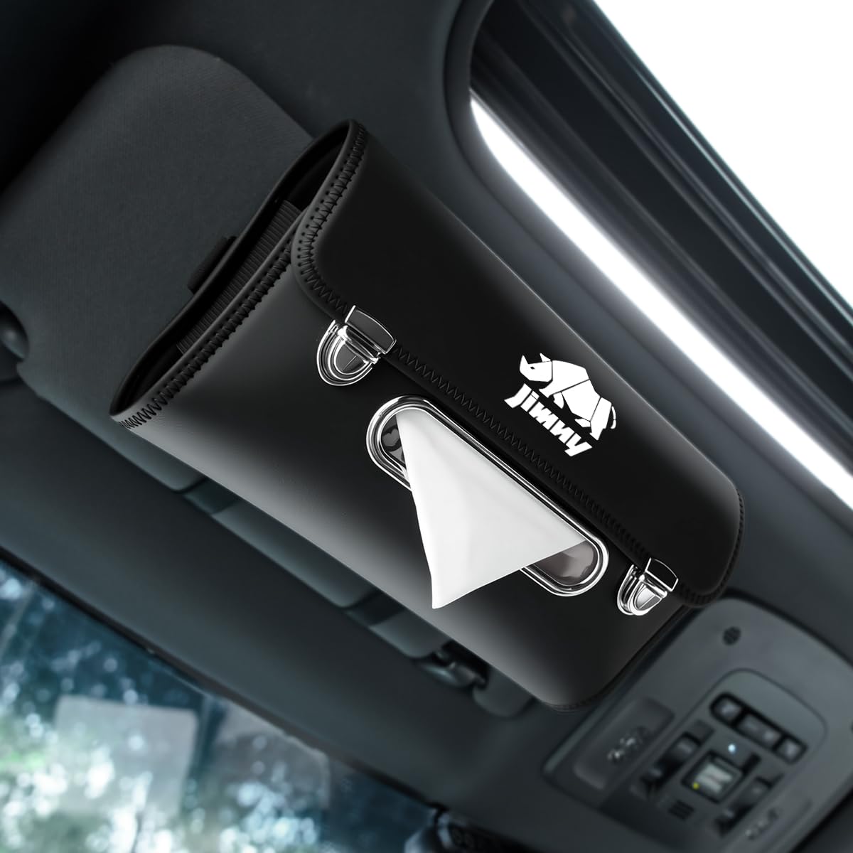【専用ロゴ】この車用ティッシュケース表面は JIMNY 専用ロゴが印刷されており、ご愛車に合わせやすい洗練なデザインが特徴です、車内に高級感を与えます。ジムニー 車のカスタムパーツおしゃれ。【 おしゃれ設計】この 車載ィッシュボックスの取り...