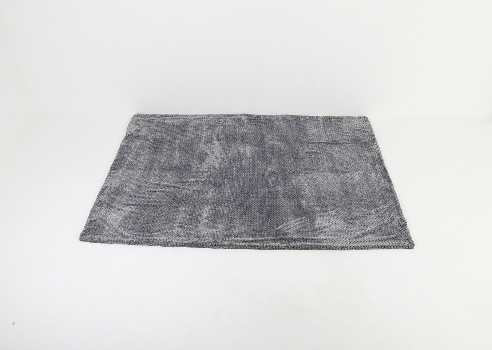 商品情報 素材/材質 ポリエステルサイズ/寸法 約：140x200cm毛布 針抜き二枚合わせ毛布 ボリューム 140x200cmで体を包み込み温かい 2