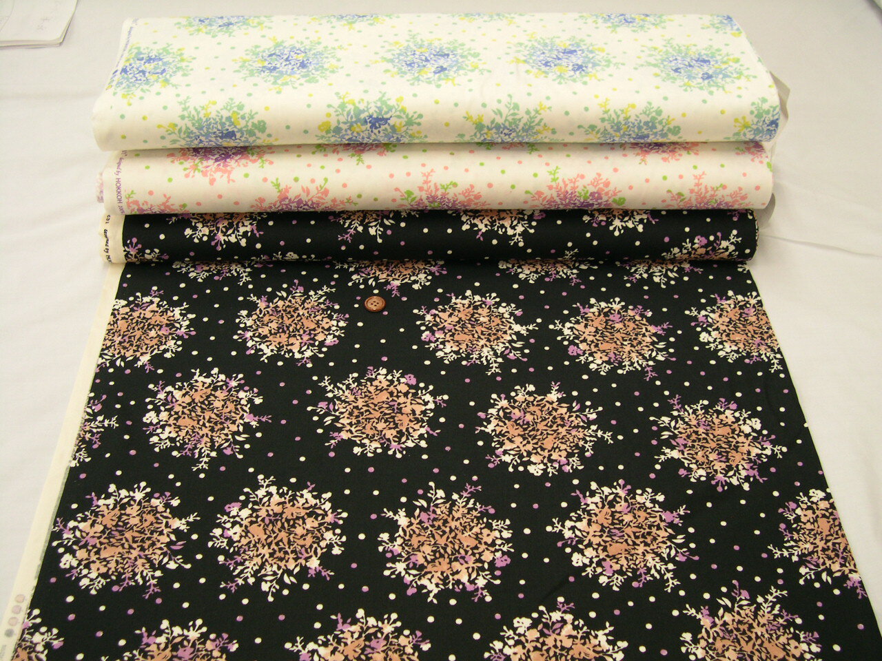 素材：綿100％（スケアー） 幅：約110cm 販売単位：30cmより10cm単位の切り売り。 　例）　50cm⇒5、1m　⇒10、1.8m　⇒18　…と入力ください。 ・木ボタンのサイズ18mm