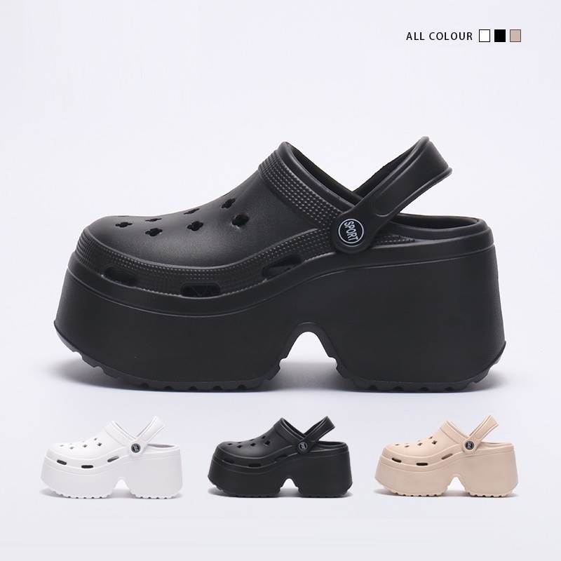 華やかな脚長効果が期待できるEVA 厚底クロックスサンダルが登場しました!ラウンドトゥのデザインが足元をおしゃれに演出してくれるこちらのサンダルは、太ヒールで歩きやすく、9cmのヒールでスタイルアップも叶います。2wayストラップでアレンジ...