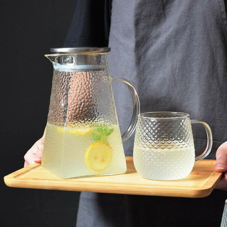この商品について この冷水筒ピッチャーは耐熱ガラスなので、瞬間的な温度変化に耐えられます。耐熱、耐冷、温度範囲は−20℃から120℃までです。そのうえ高強度、高硬度、高光透過率で、どんなシーンでも使える丈夫で美しいピッチャーです。 アイステ...