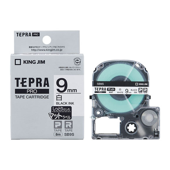 「テプラ」PROテープカートリッジ　マットラベル SB9S 9mm幅 白／黒文字。＜特長＞●テープ幅9mm。●テープ長さ8m。●テープ色白。●文字色黒。 「キングジム　テープカートリッジ」を見る 「ラベルライター」を見る「テプラ」PROテー...