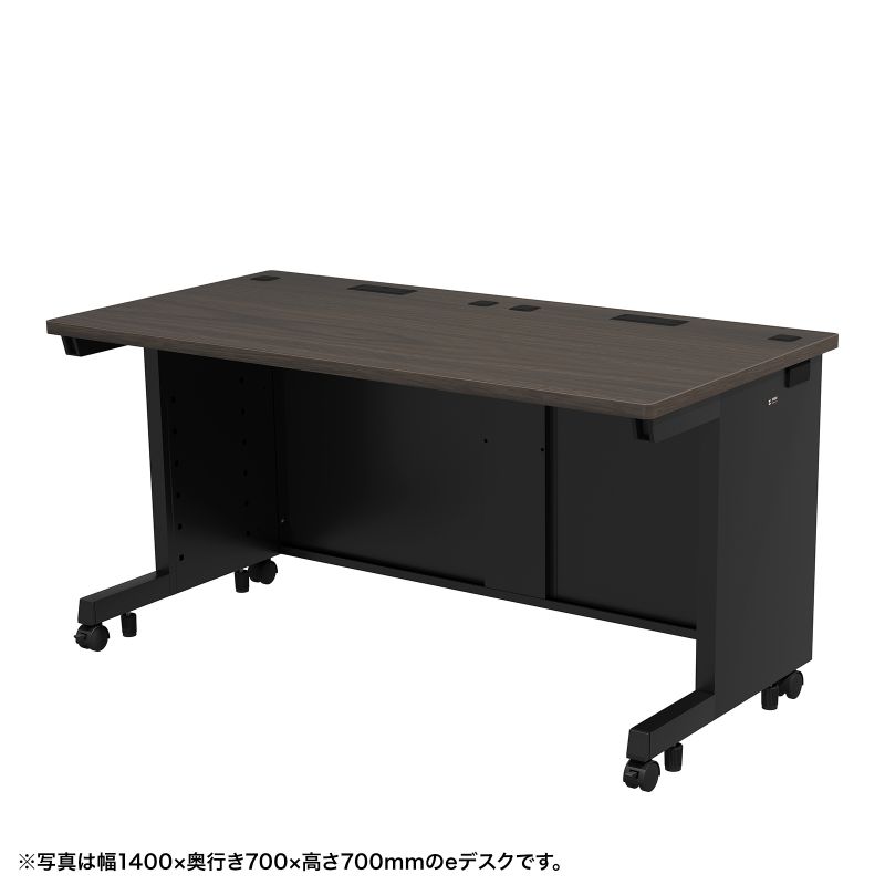 商品詳細環境に配慮し、サイズバリエーションの豊富なデスクシリーズ。（幅1450×奥行き700×高さ720mm・濃い木目）特長●設置場所や設置機器、用途に合わせて150種類のサイズから選べるデスクシリーズです。●幅600から1800mm、奥行...