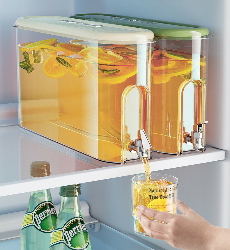 この商品について 【高品質素材】：食品グレードのPP素材で、-20℃〜120℃の温度差に耐え、冷水・温水を充填でき、耐久性に優れています。 【サイズ】： 34 x 18 x 9.5 cm ドリンクディスペンサーのサイズは冷蔵庫用に特別に設計...