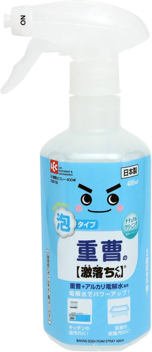 商品説明 ●水を独自の方法で電気分解したアルカリ電解水に、重曹を配合した無色無臭のクリーナーです。 ●汚れに貼り付く泡タイプなので、レンジフードや壁等の傾斜面にも便利です。 ●水拭きでは取れない汚れをアルカリイオン(マイナスイオン)が包み込...