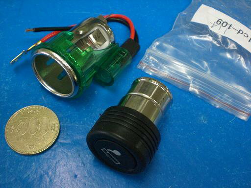 1co- 000　　シガーソケットA 001　　シガーソケットB 002　　シガーヘッダーC 003　　シガーソケットD 050　　シガーソケットE 　　　 スイッチ・パイロット赤PL付・約900mm→φ5.5オス 051　　シガーソケット...