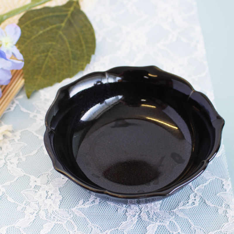 商品情報 　【規格】 　　アウトレット 　【サイズ】 　　Φ約10.5cm 　　H約3.5cm 　【重量】 　　約120g 　【容量】 　　約130cc（満水時） 　【素材】 　　日本製磁器 　【仕様】 　　電子レンジOK 　　食器洗浄機O...