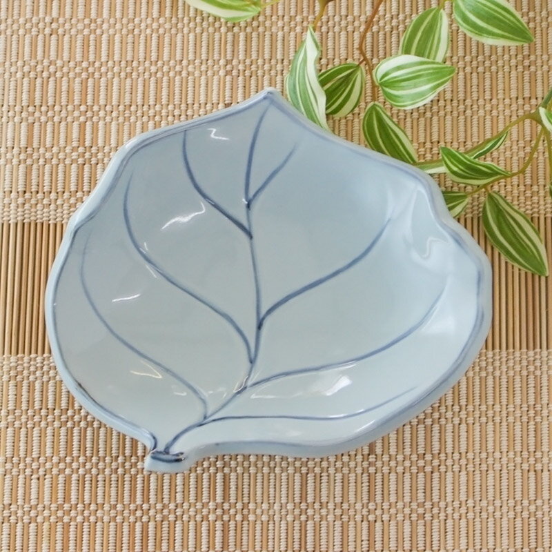 商品情報 　【規格】 　　アウトレット 　【サイズ】 　　約18.5cm×約17.1cm×約5.2cm 　【重量】 　　480g 　【素材】 　　陶磁器 　【仕様】 　　電子レンジOK 　　食器洗浄機OK 　　オーブンNG青磁 木の葉 向付...