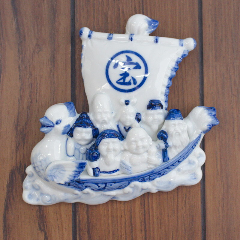 商品情報 　【規格】 　　アウトレット 　【サイズ】 　　約W14.5×H14.3cm 幅3cm 　【重量】 　　約250g 　【素材】 　　陶磁器製 　【仕様】 　　電子レンジNG 　　食器洗浄機NG 　　オーブンNG七福神 宝船 壁飾り...