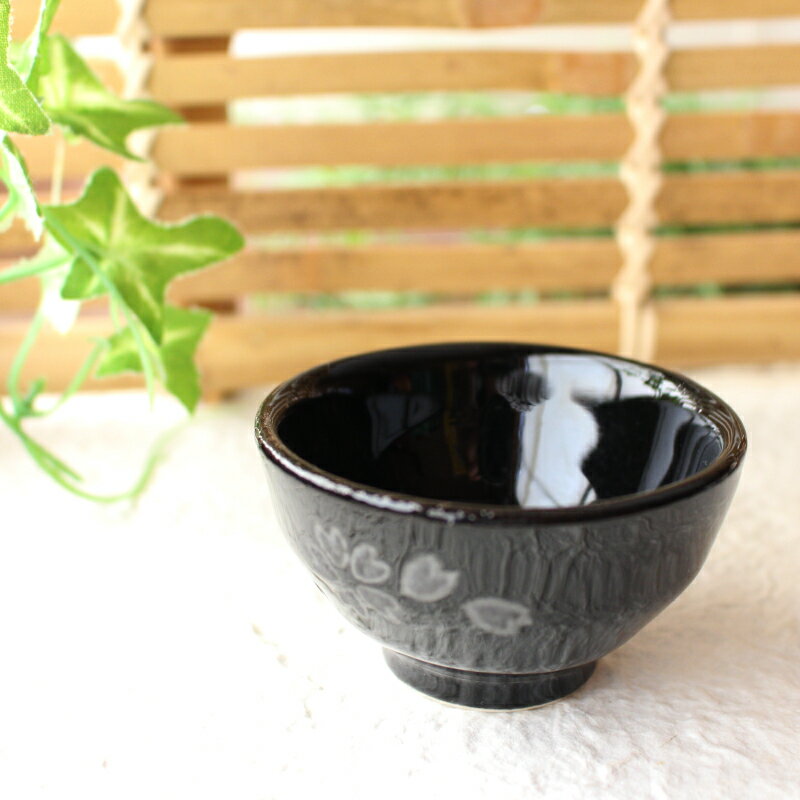 商品情報 　【規格】 　　 アウトレット 　【サイズ】 　　直径：約 6.7cm 　　高さ：約 4cm　　 　【重量】 　　約 70g 　【容量】 　　約 60cc（満水時） 　【素材】 　　日本製磁器、美濃焼 　【仕様】 　　電子レンジ：...
