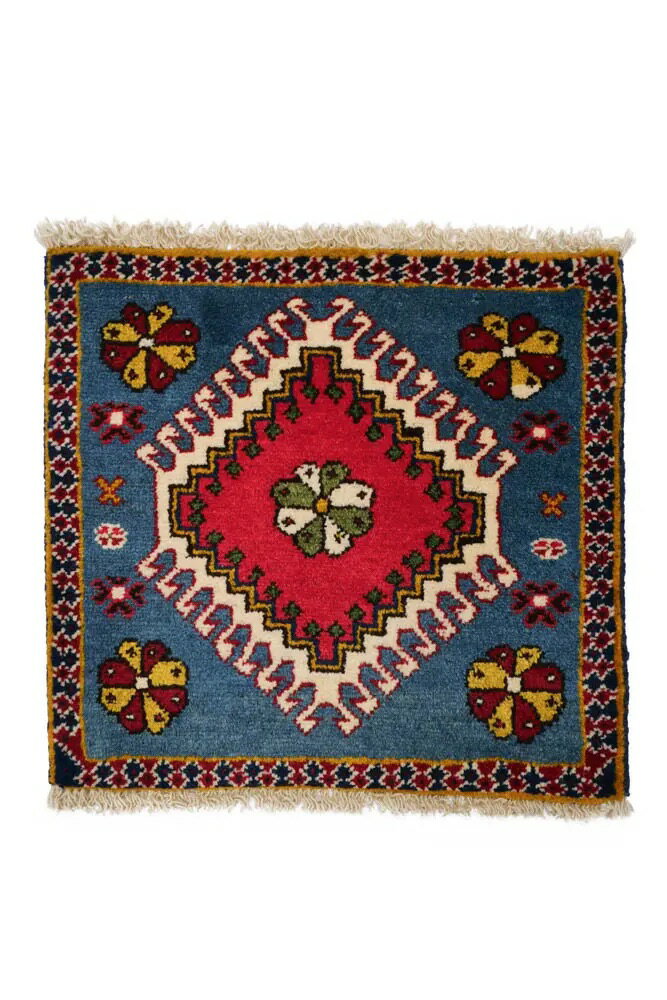 品名 ペルシャ絨毯 ヤラメ 素材 ウール サイズ 約40cm x 42cm (フリンジを含まず) 生産地 シーラーズ産 商品番号 y114 シーラーズ産のペルシャ絨毯 ヤラメです。 小ぶりなサイズなので、椅子や床に敷くのはもちろん、アクセサ...