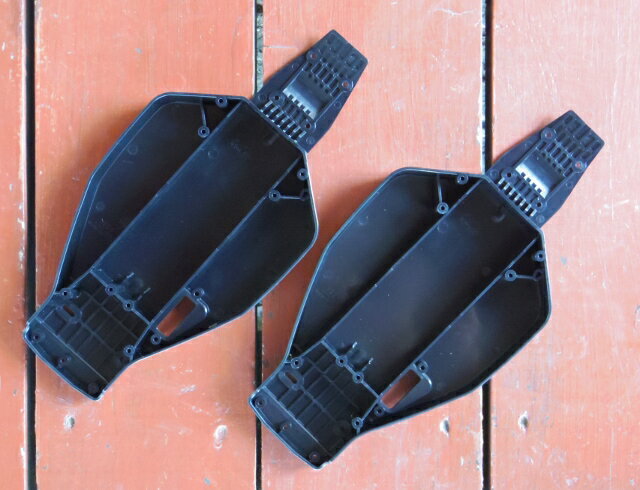 ■タミヤ適合キット■ ・DT-02 ・ホリデーバギー ・スーパーファイター ・サンドローバー ■商品説明■ ・2個セット ・純正シャーシ ・欠けたりネジ穴がバカになってきたら要交換。--------- ＊発送：レターパック（追跡番号アリ、土...