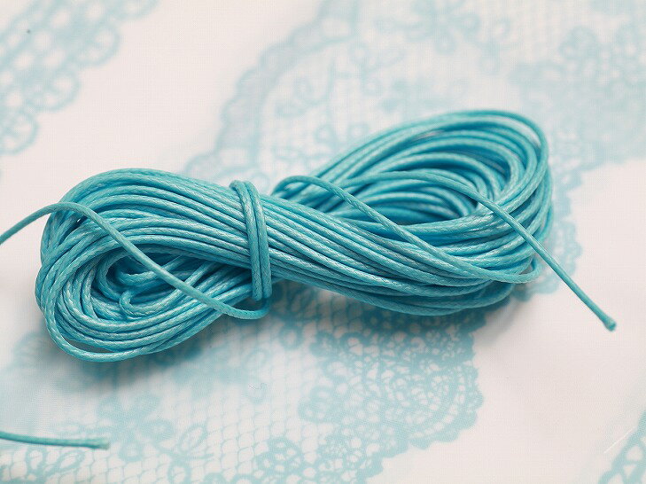 ポリエステル素材に蝋引き加工を施し、耐久性と扱いやすさをUPした手芸用コードです。レザーに近い風合いで高級感があります◎お好みの天然石/パワーストーンやビーズを組み合わせて、世界に一つだけのブレスレット・ストラップ・ミサンガを手作りしてみま...
