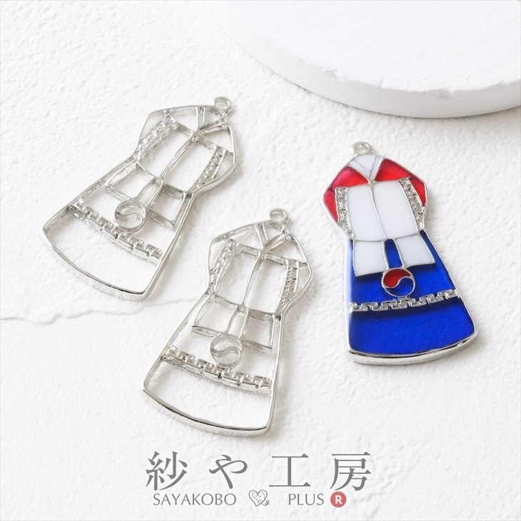 韓国女性の民族衣装のチマチョゴリ（韓服）のレジン空枠♪流行りの韓国ドラマの時代劇で着られていますよね！＜br＞推しが着ている韓服を手作りして推し活しちゃいましょう♪裏面が平らになっているのでレジン液を入れやすい！カン付きなのでキーホルダーに...