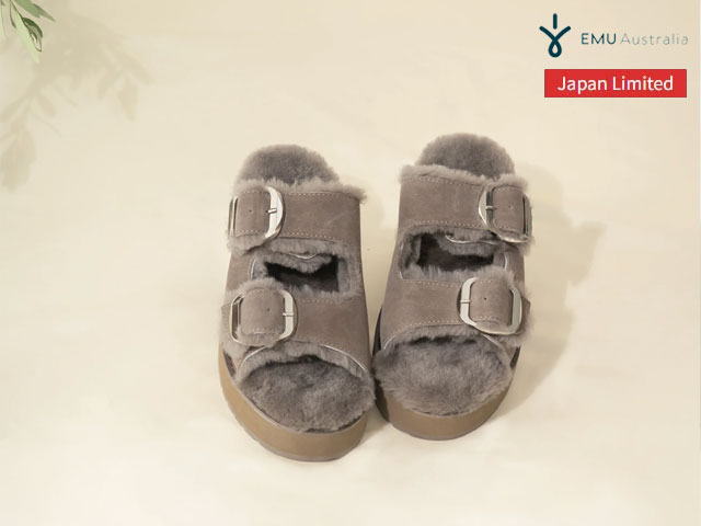 ラグジュアリーな快適さとトレンドの厚底デザインが融合したサンダル。上質なカウスエードとふわふわのオーストラリアンシープスキンが足元を優しく包み込みます。シープスキンは吸湿・放湿に優れているため、寒い日は温かく包み込み、暖かい日は汗などの水分...