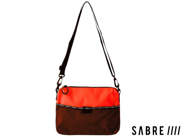 様々なシチュエーションに対応するサコッシュブランドロゴを前面に配しつつも、それを隠すように配置されたメッシュ素材の ポケットがアクセントとなっているサコッシュ。インナーにはポケットとジップ付きポケットを分けて装備し、小物などもしっかりと収納...