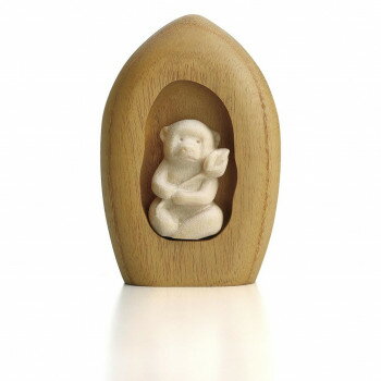 手のひらにころんと収まる、可愛らしいかたちのおまもりです。大切な人への贈りものにぴったりです。専用の袋が付属しています。【お手入れ方法と注意事項】※本製品は水分や熱を嫌います。温度・湿度の高いところや、直射日光の当たるところはお避けください...